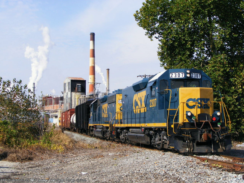 CSX 2307/6407 on H776 b`cking into the Glatfelter paper mill